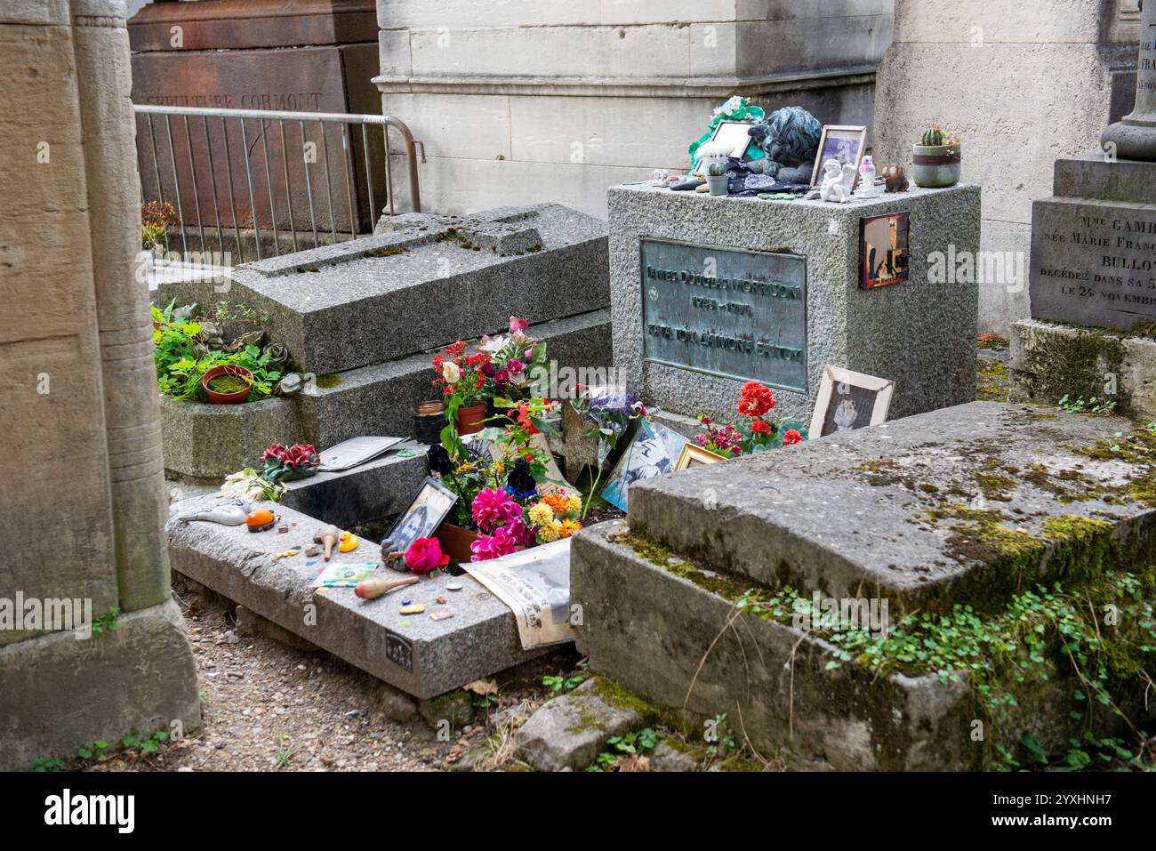 La tombe de Jim Morrison au cimetière du Père-Lachaise - le plus grand cimetière de Paris ...