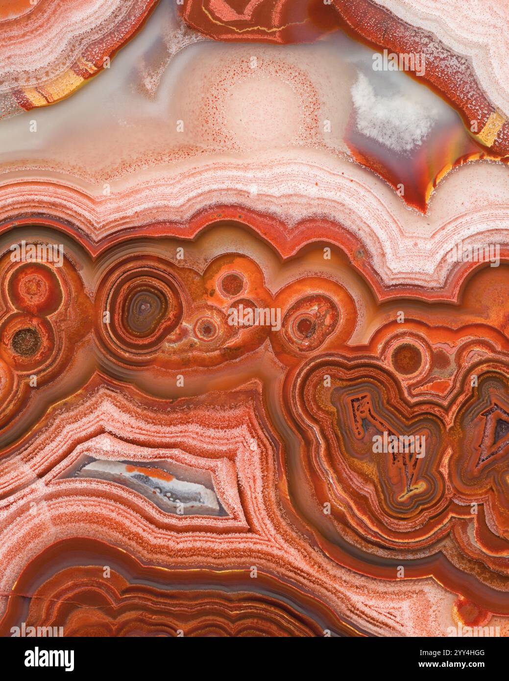 Un gros plan de pierre d'agate mettant en valeur ses couches vibrantes ...