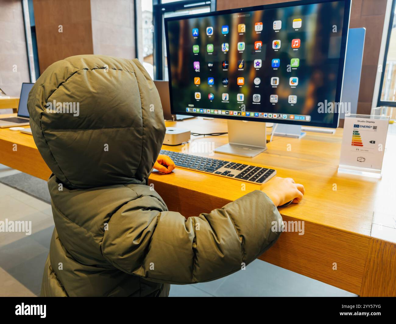 Paris, France - 10 décembre 2024 : un enfant vêtu d'une veste verte ...