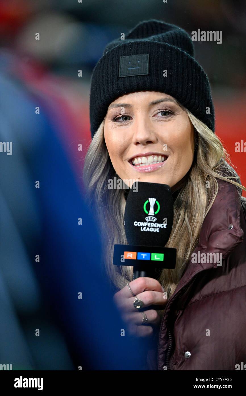 RTL Reporterin Moderatorin Laura Papendick Portrait im interview Mikrofon Mikro logo FC ...