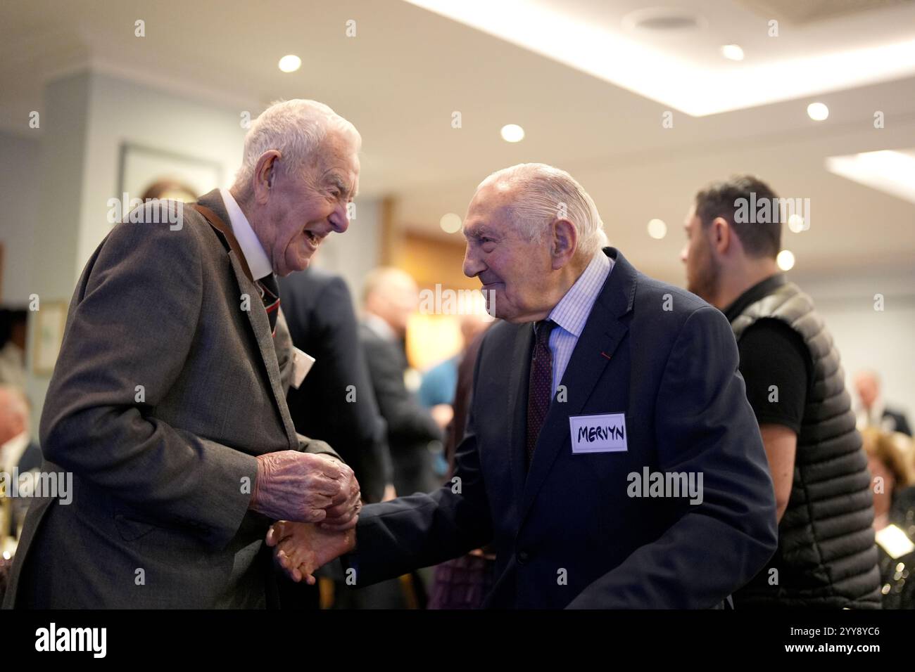 Mervyn Kersh, vétéran de Normandie, avec Henry Rice, lors d'une fête ...