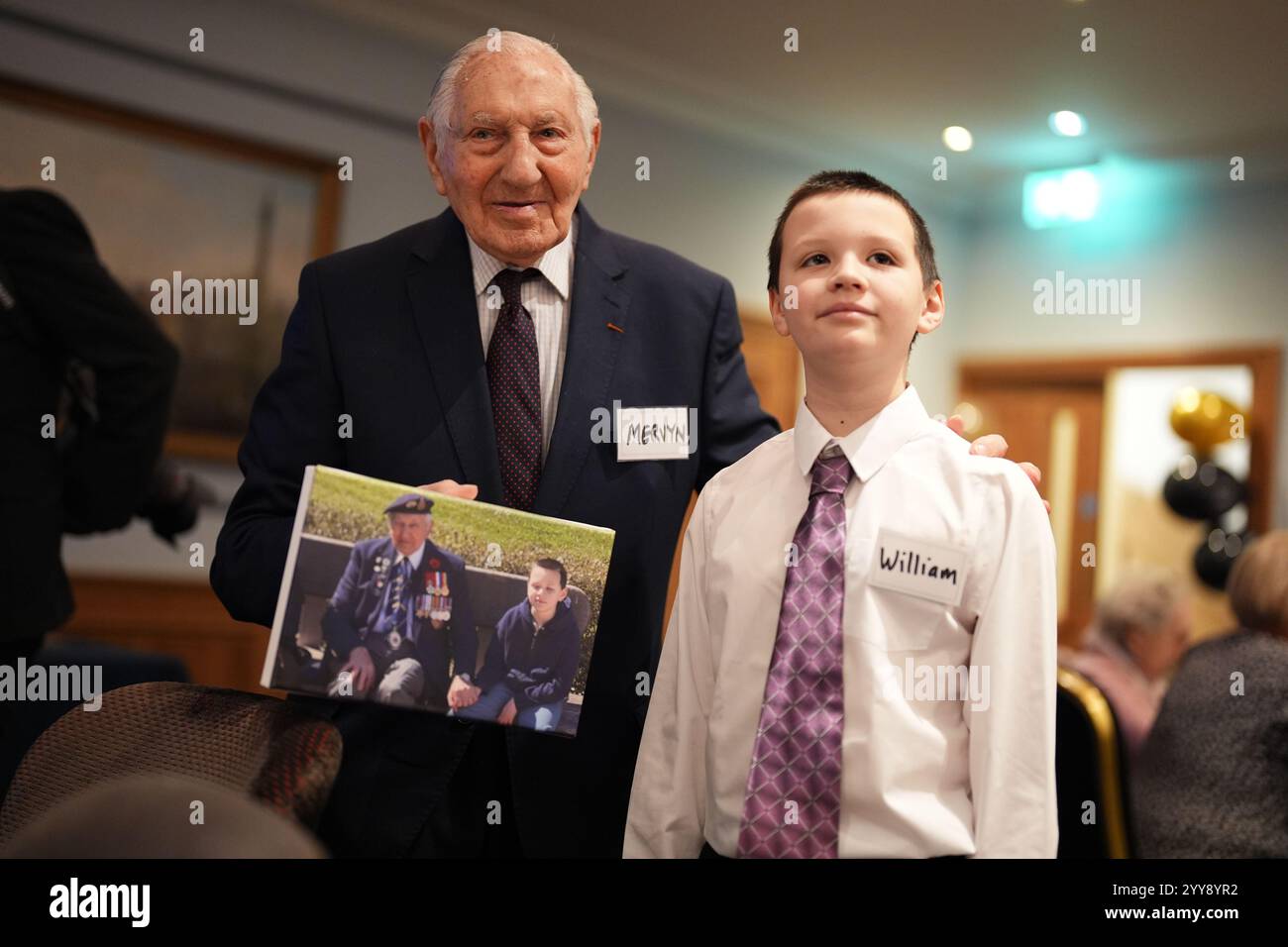 Mervyn Kersh, vétéran de Normandie, ouvre un cadeau de William Butcher ...