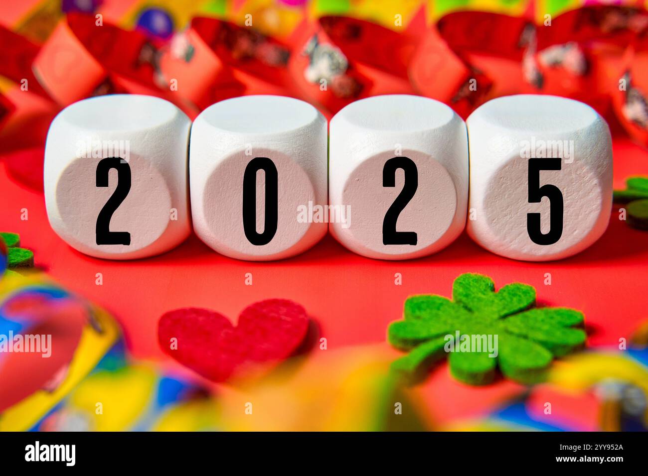 19 décembre 2024 : concept du nouvel an et du nouvel an 2025. Cube avec ...