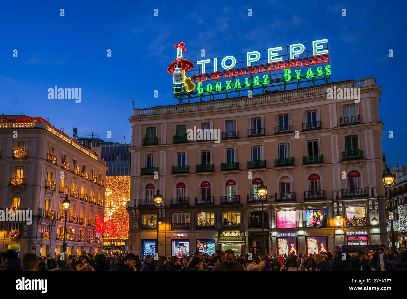 Puerta del sol Square, Tip pepe signe art noël la nuit, bondé, Madrid ...