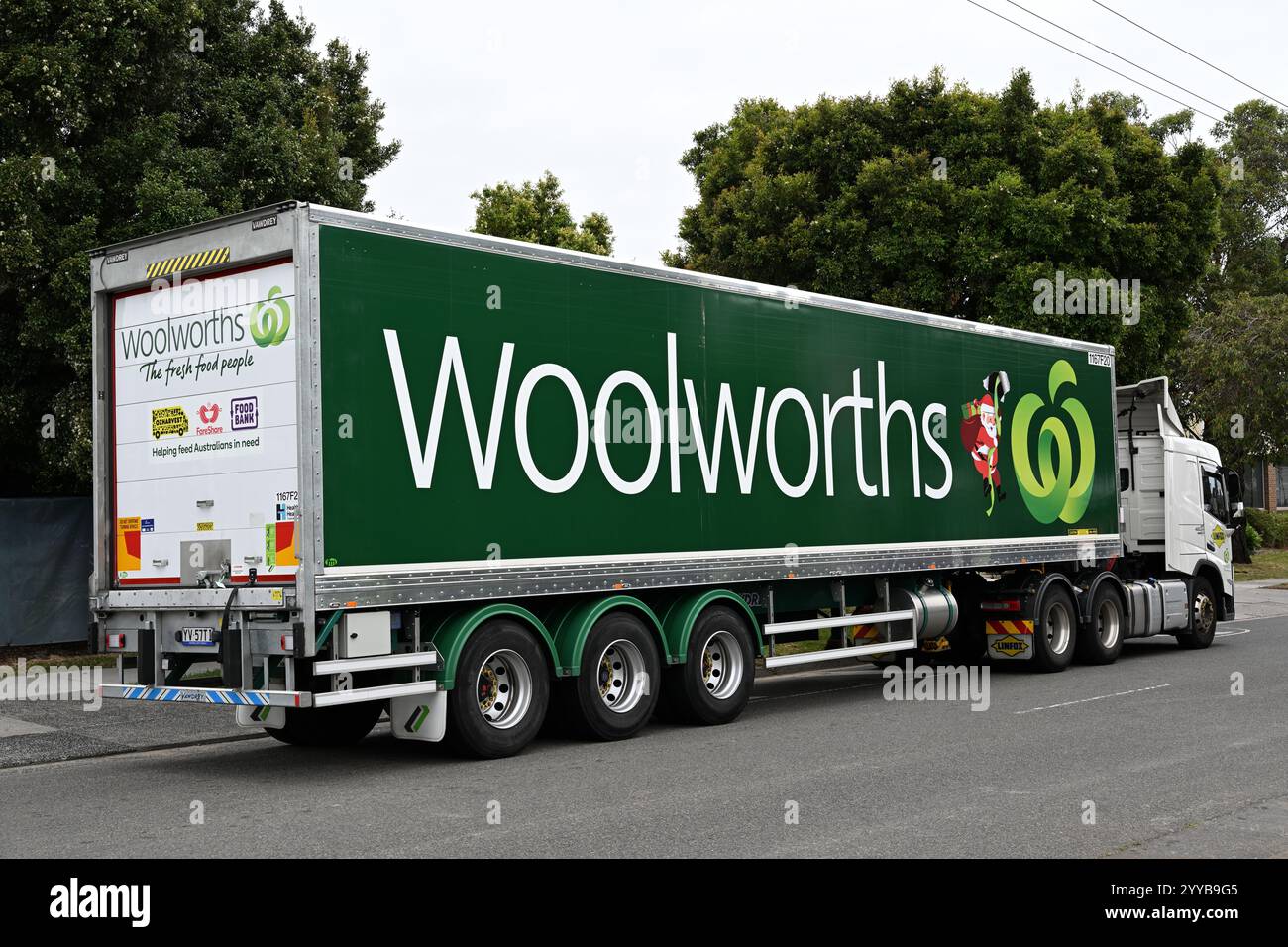Camion semi-remorque Woolworths garé sur le côté de la route, avec une ...