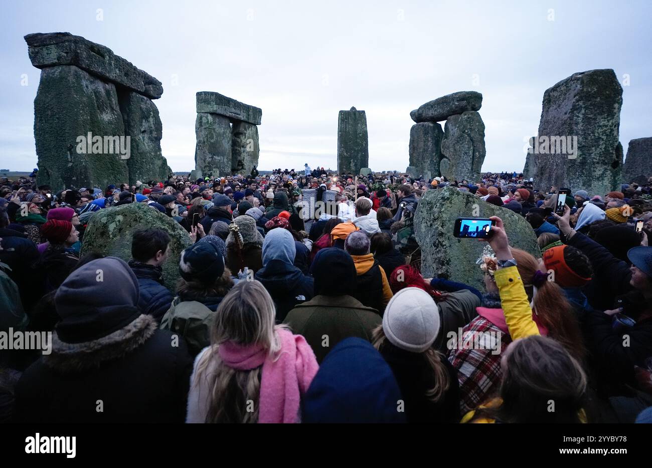 Les gens prennent part aux célébrations du solstice d'hiver au lever du ...