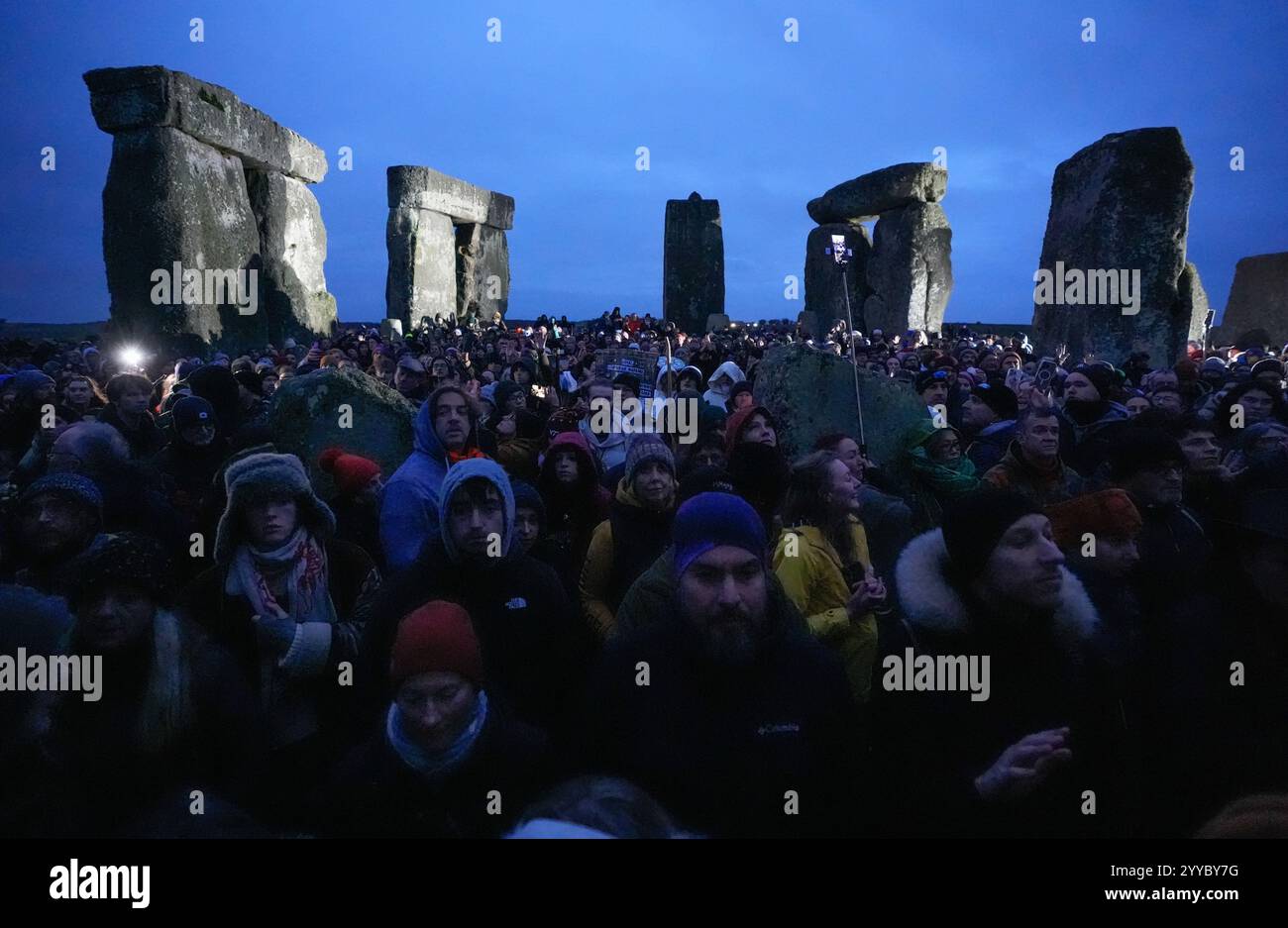 Les gens prennent part aux célébrations du solstice d'hiver au lever du ...