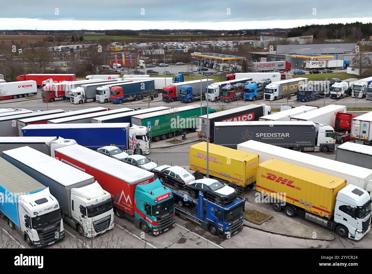 Themenfoto Parkplatznot an Raststaetten : So oft parken LKW-Fahrer ...