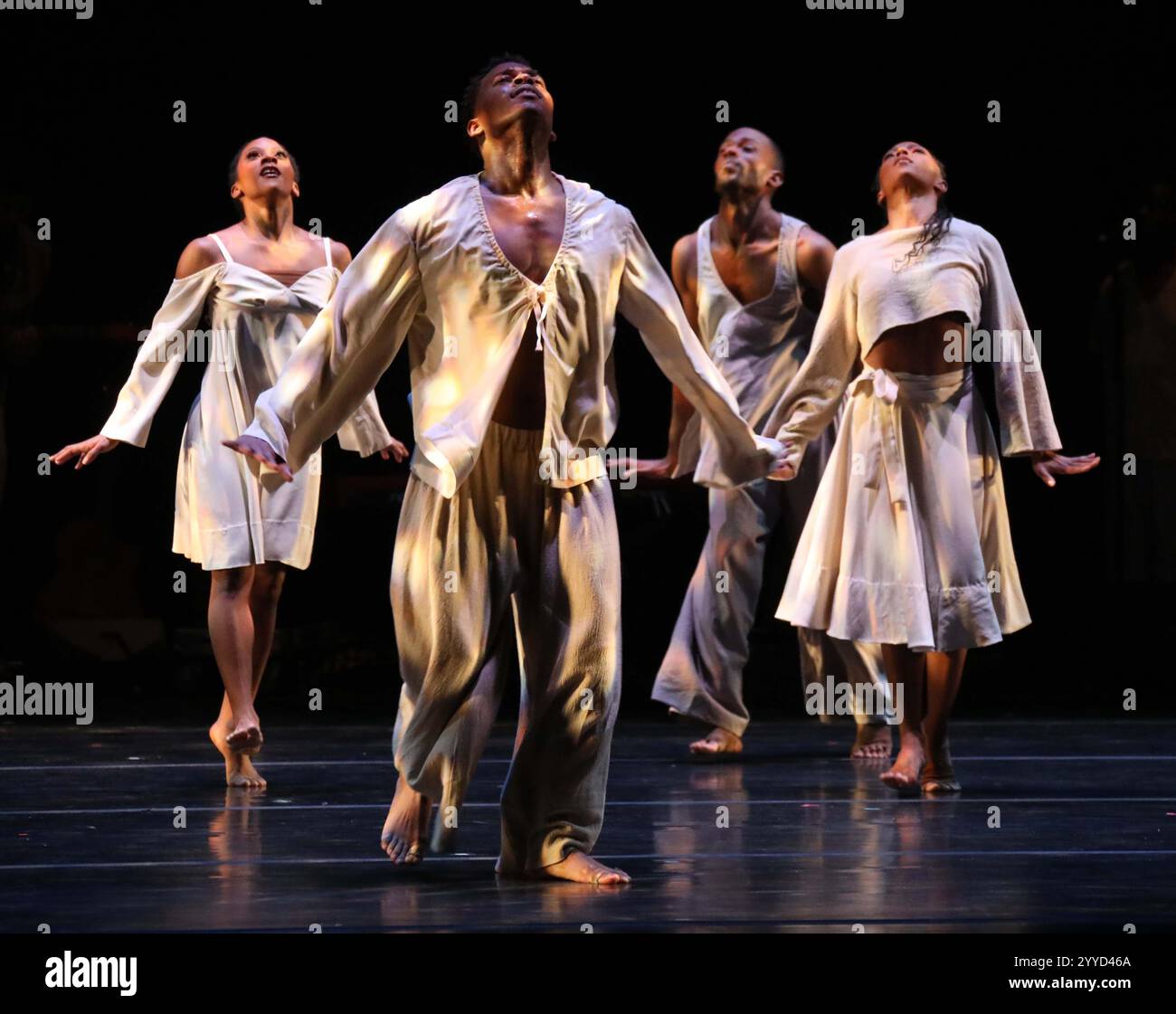 20 décembre 2024, New York, New York, États-Unis : Alvin Ailey Dancers (G-d) JACQUELIN HARRIS ...