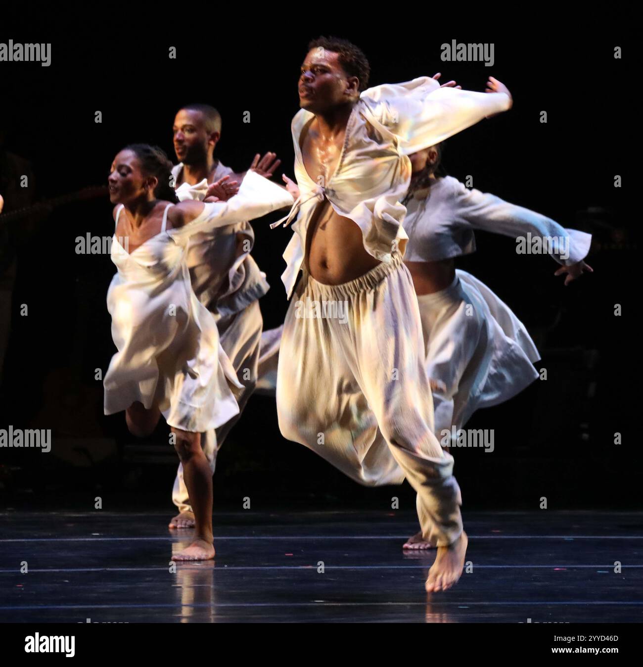20 décembre 2024, New York, New York, États-Unis : Alvin Ailey Dancers (G-d) JACQUELIN HARRIS ...