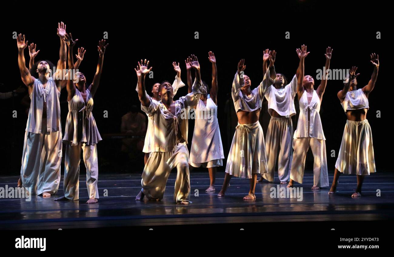 20 décembre 2024, New York, New York, États-Unis : Alvin Ailey danseurs ...