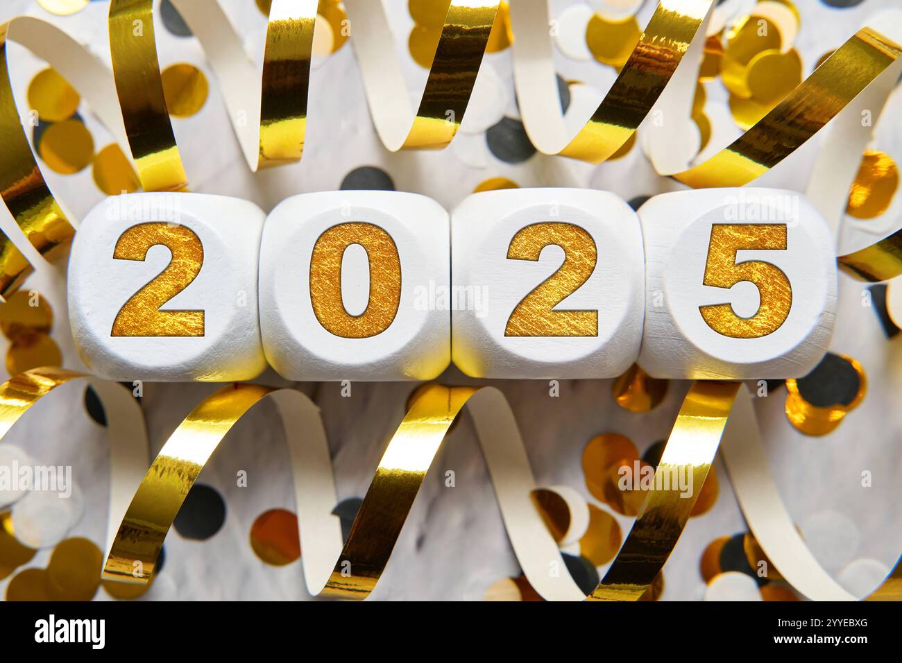 21 décembre 2024 : cube avec l'année 2025, entouré de banderoles dorées ...