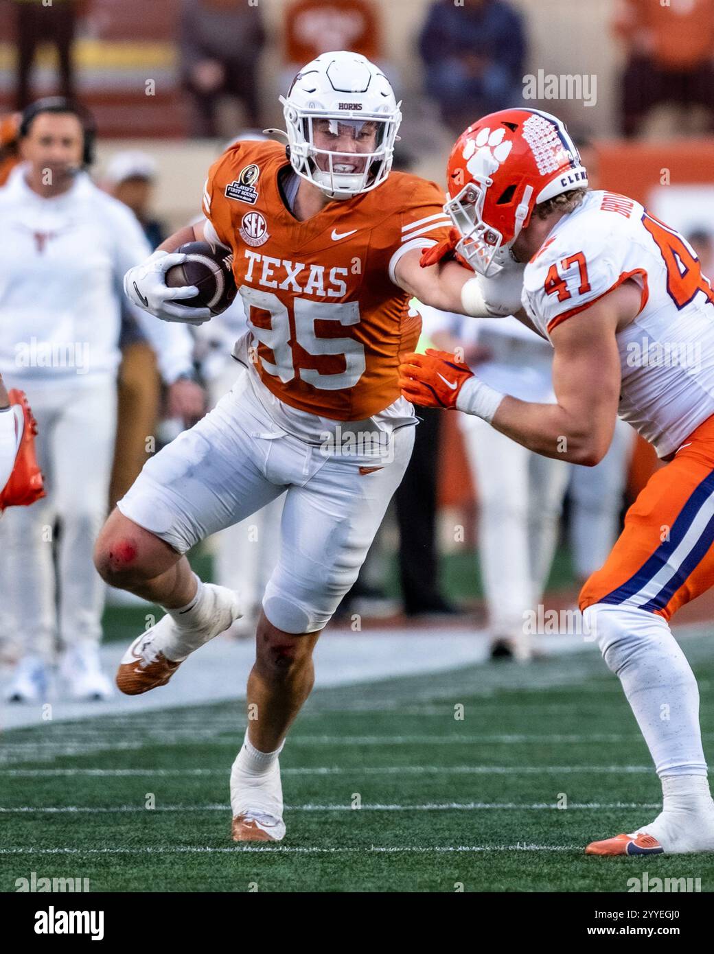 21 décembre 2024.Gunnar Helm #85 des Texas Longhorns en action contre ...