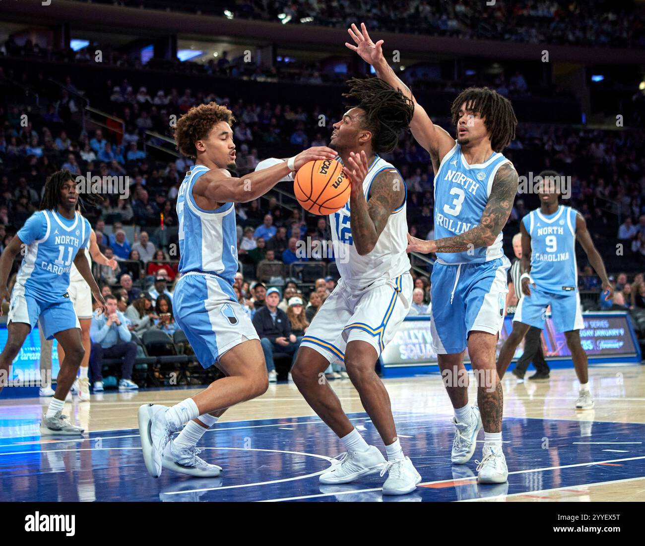 Le garde Tar Heels de Caroline du Nord Seth Trimble (7) retire la balle ...