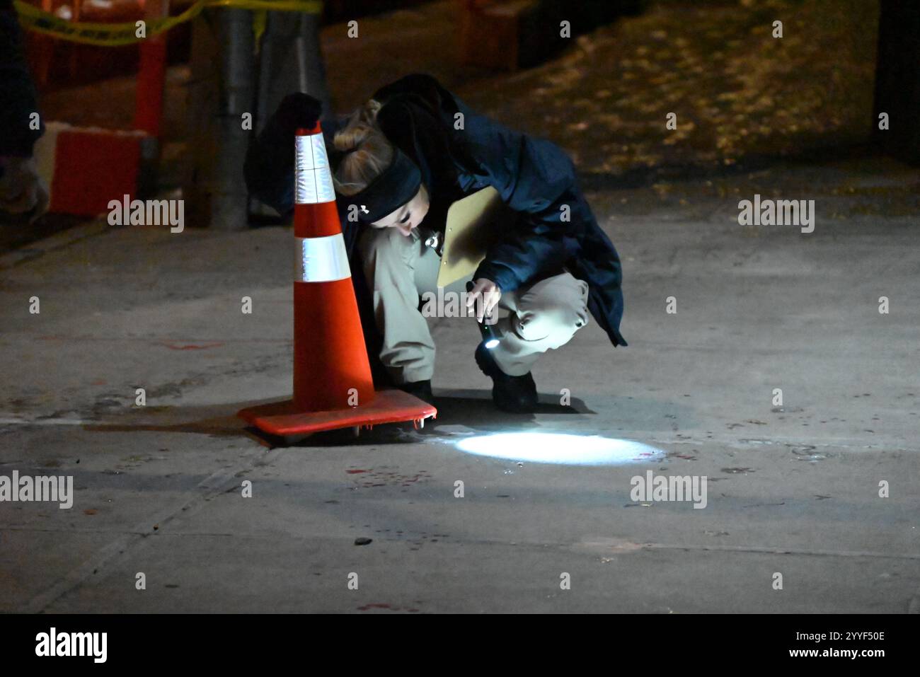 Les enquêteurs de la police de New York trouvent une chaise, du sang et ...