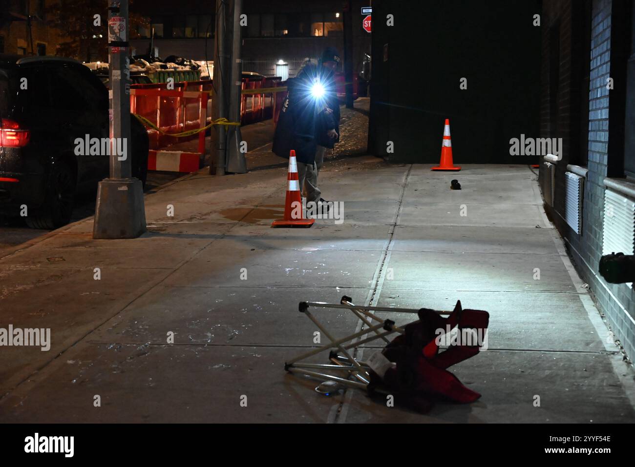 Les enquêteurs de la police de New York trouvent une chaise, du sang et ...