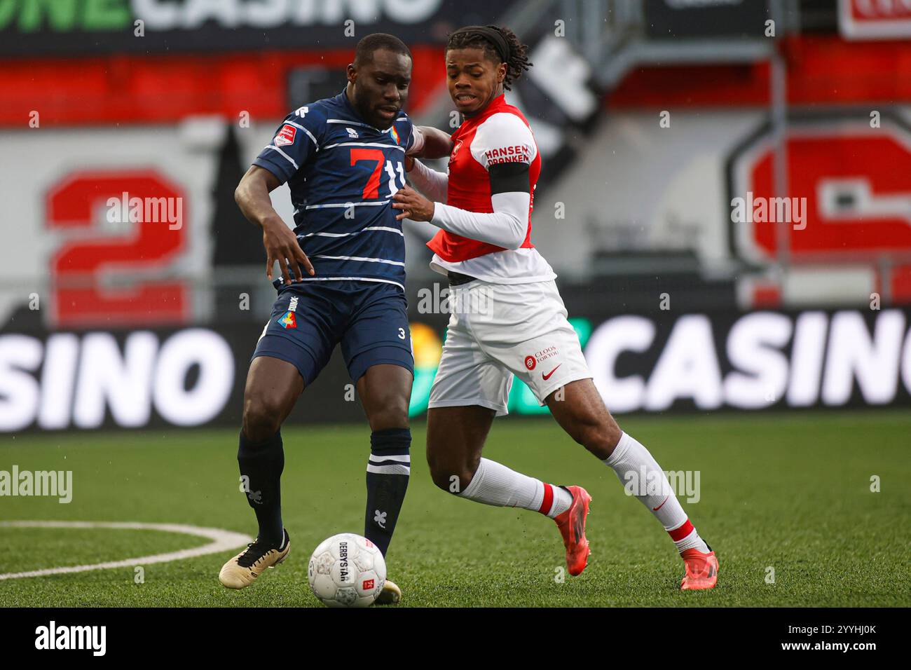 MAASTRICHT , PAYS-BAS - 22 DÉCEMBRE : Mitch Apau de Telstar combat pour ...