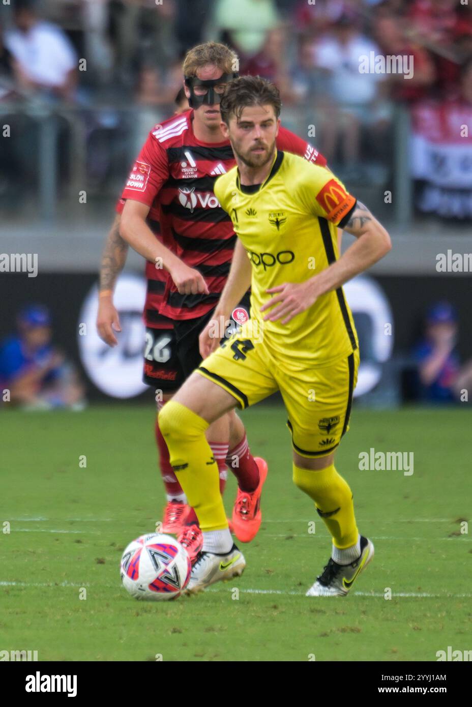 Alex Arthur Rufer (avant) du Wellington Phoenix FC et Zachary Albert ...