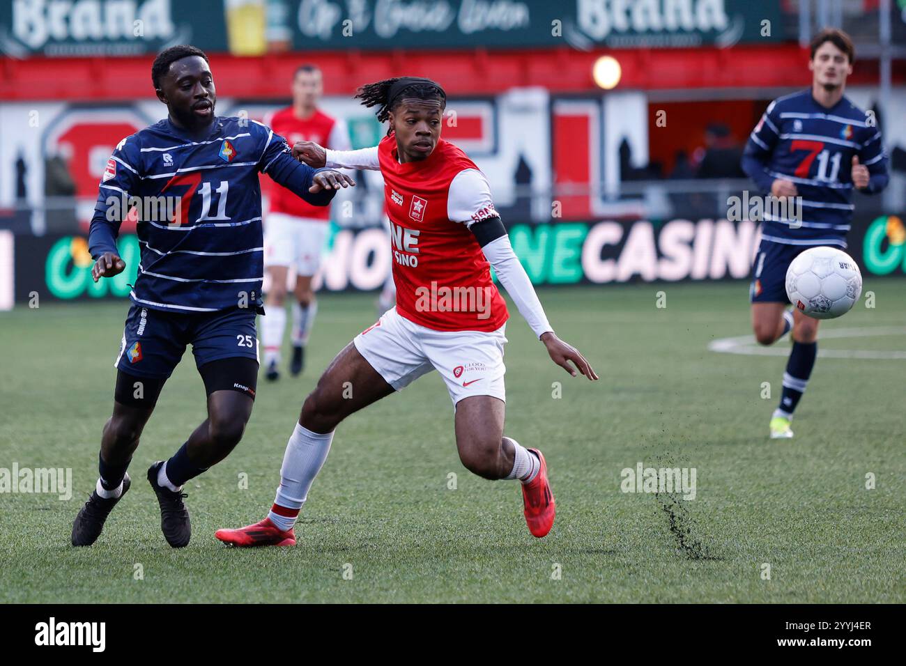 MAASTRICHT , PAYS-BAS - 22 DÉCEMBRE : Mitch Apau de Telstar combat pour ...