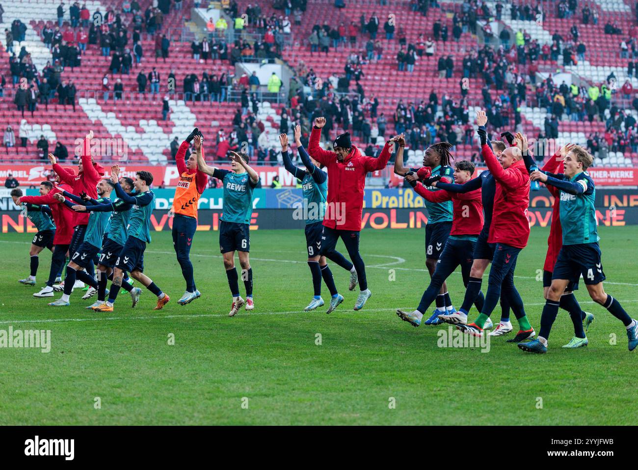 Kaiserslautern, Deutschland. 22 décembre 2024. Die Spieler des 1. FC K?ln feiern den SIEG und ...