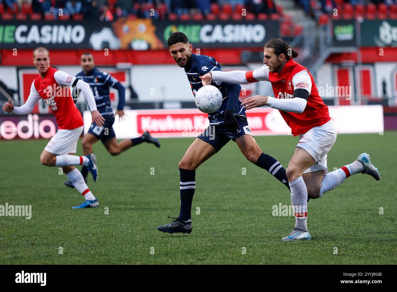 MAASTRICHT , PAYS-BAS - 22 DÉCEMBRE : Zakaria Eddahchouri de Telstar ...