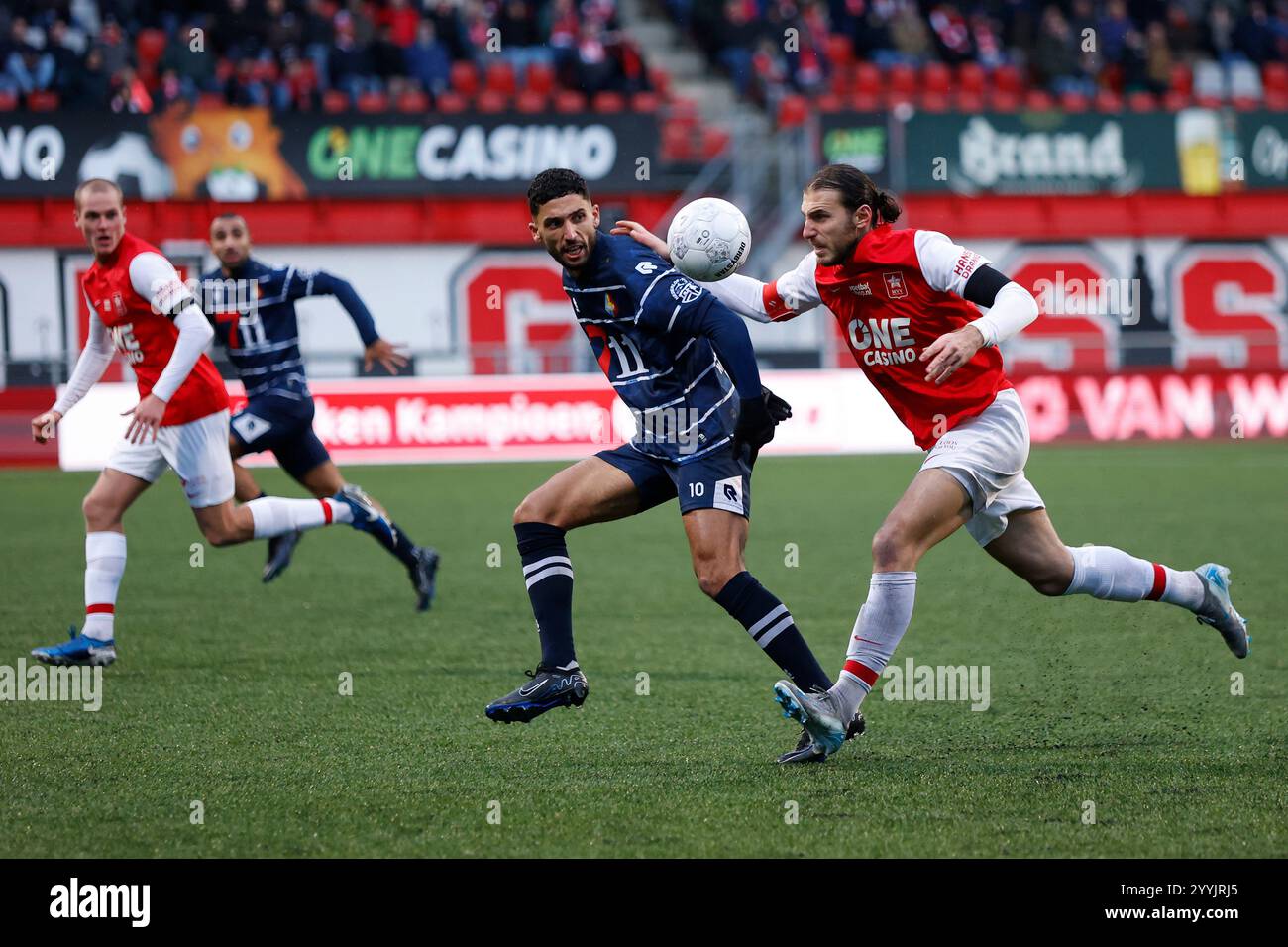 MAASTRICHT , PAYS-BAS - 22 DÉCEMBRE : Zakaria Eddahchouri de Telstar ...