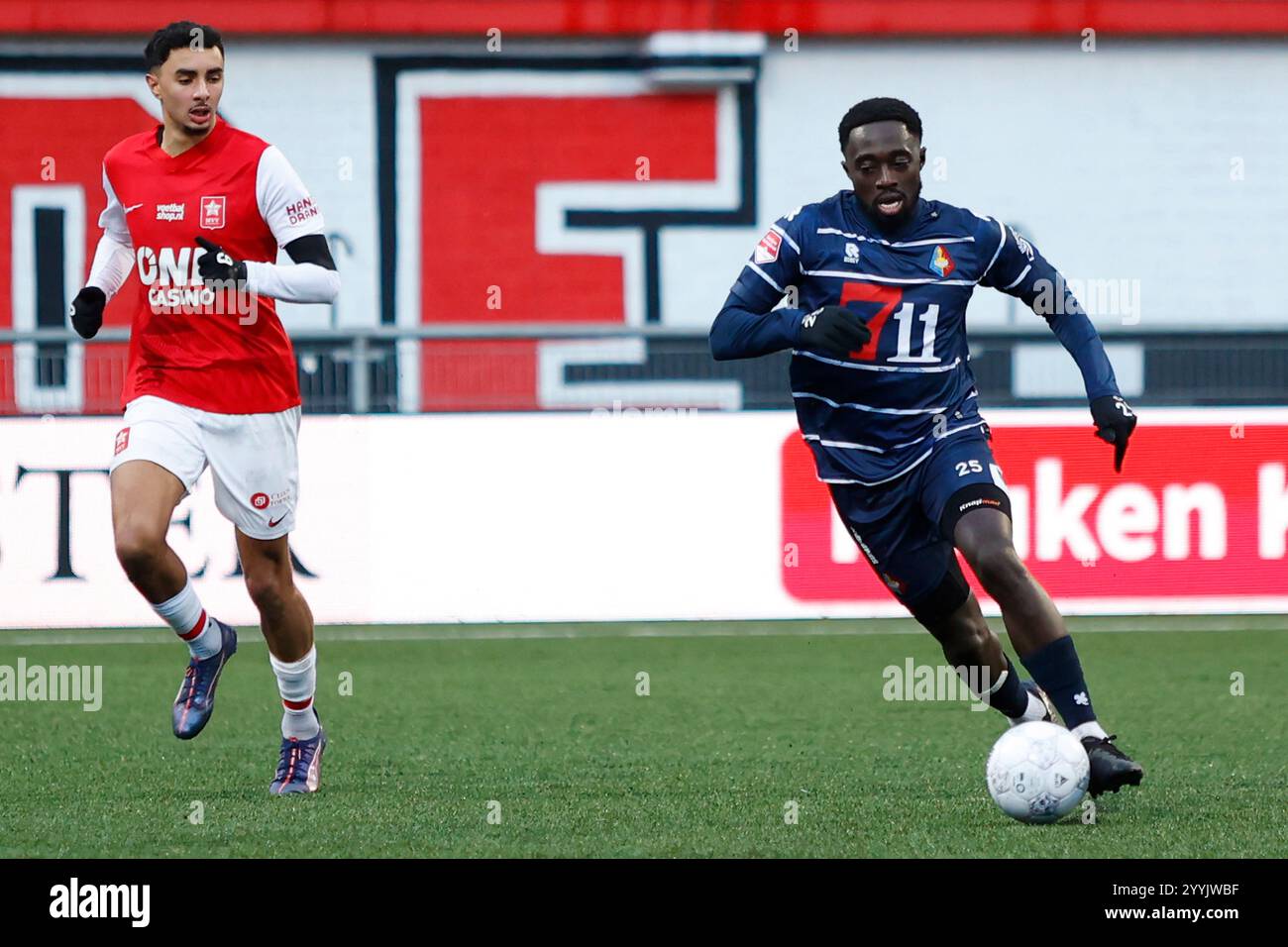 MAASTRICHT , PAYS-BAS - 22 DÉCEMBRE : Tyrone Owusu de Telstar combat ...