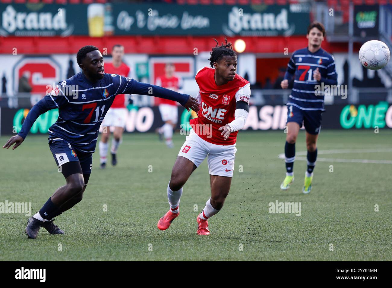 MAASTRICHT , PAYS-BAS - 22 DÉCEMBRE : Mitch Apau de Telstar combat pour ...