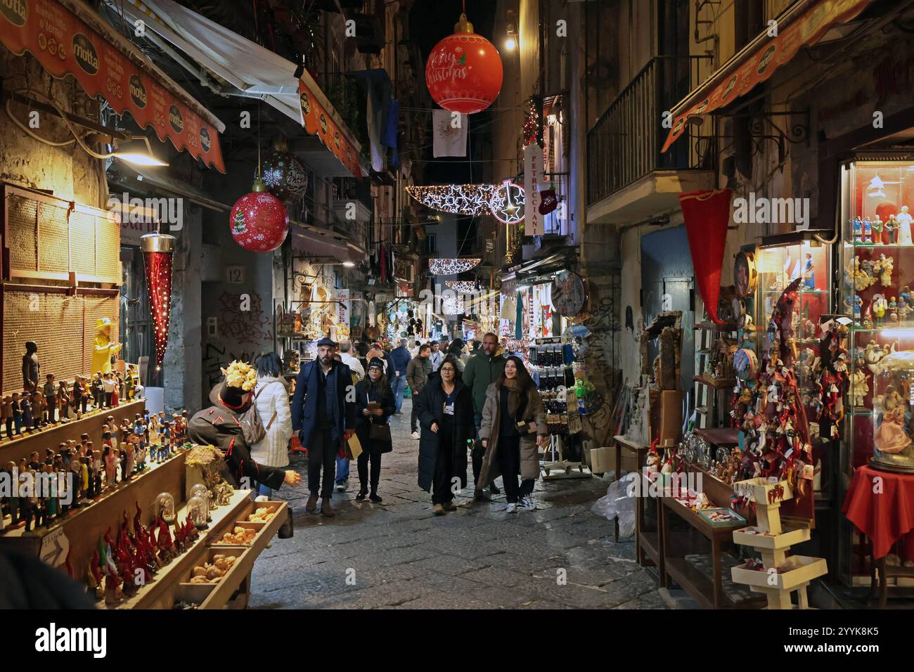 Stands à San Gregorio Armeno, la célèbre rue de cadeaux de Noël à ...