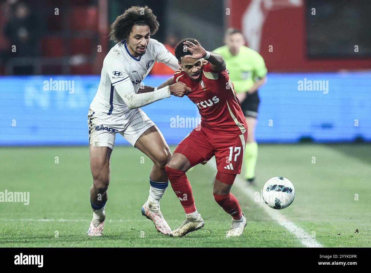 Hugo Gambor de Gand et Ilay Camara de Standard se battent pour le ...
