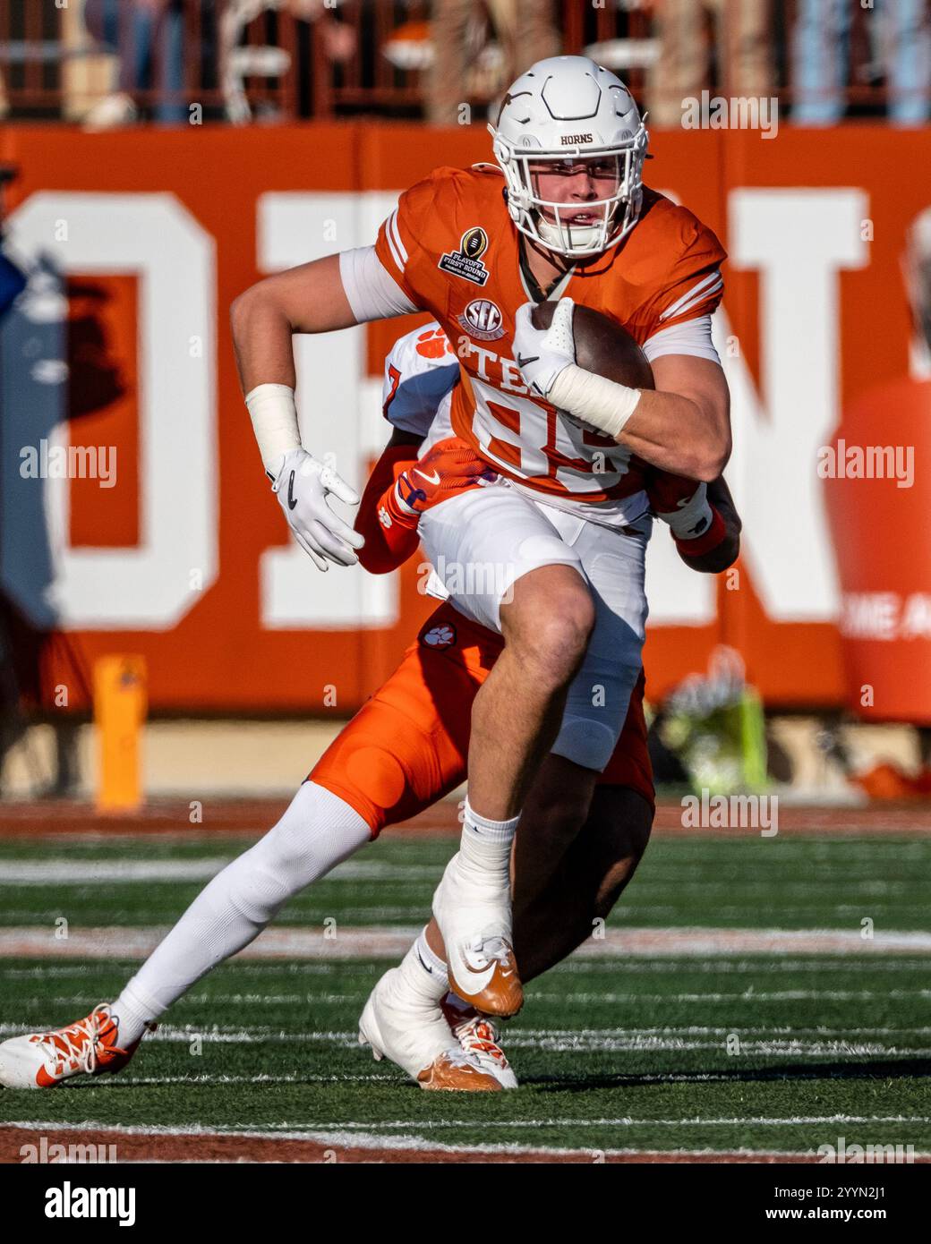21 décembre 2024.Gunnar Helm #85 des Texas Longhorns en action contre ...