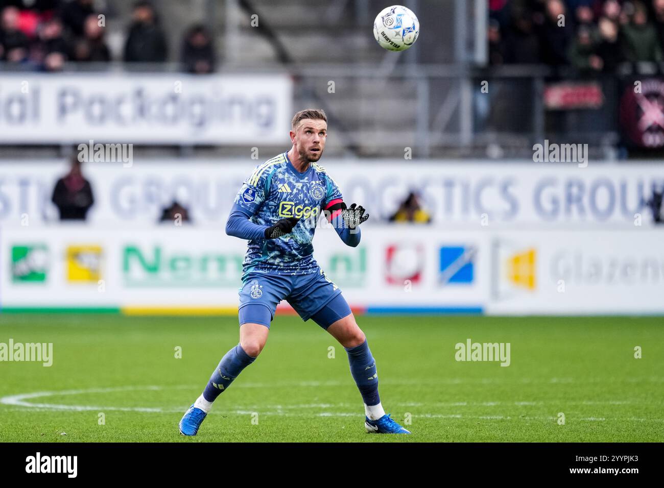 Rotterdam - Jordan Henderson de l'AFC Ajax est en tête du ballon lors ...