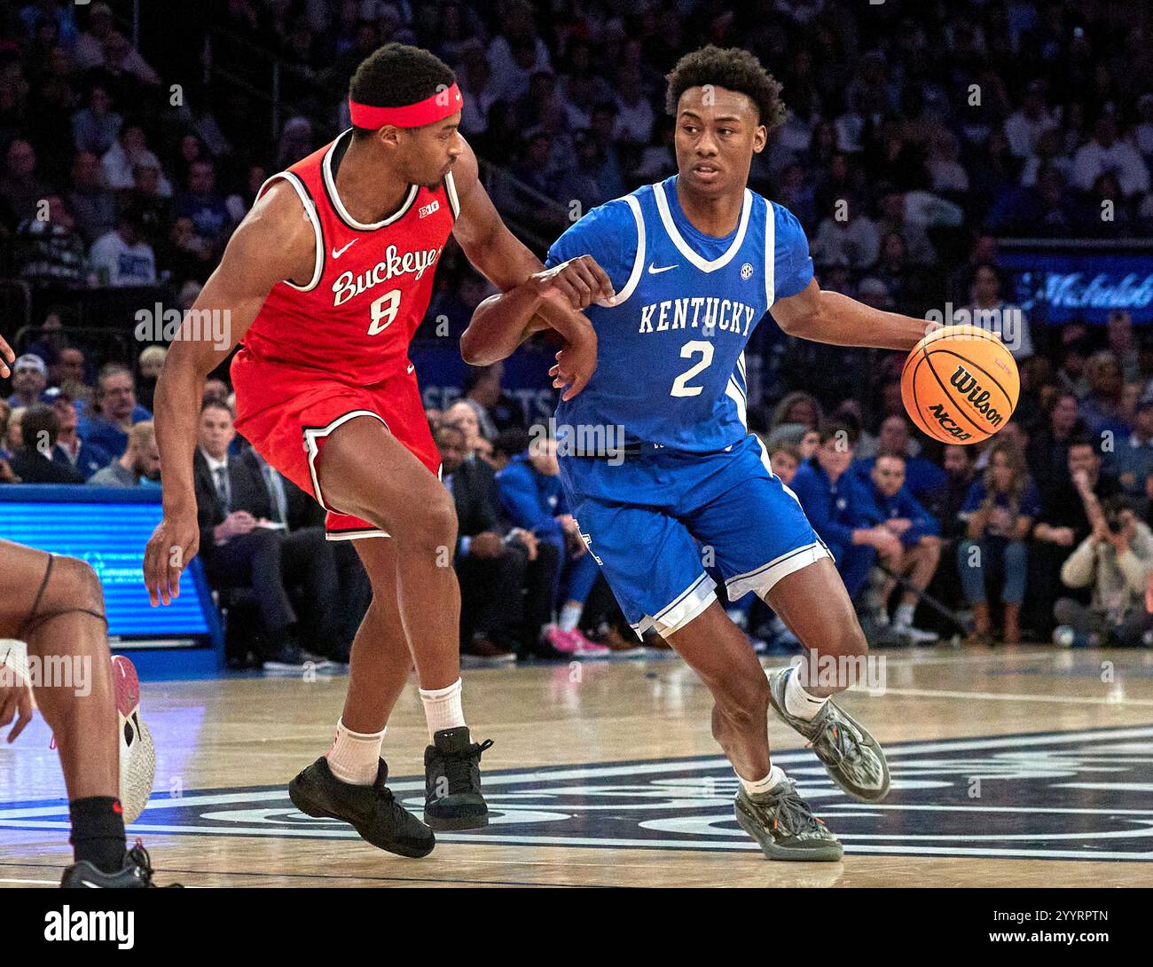 Le garde des Wildcats du Kentucky Jaxson Robinson (2) est défendu par ...