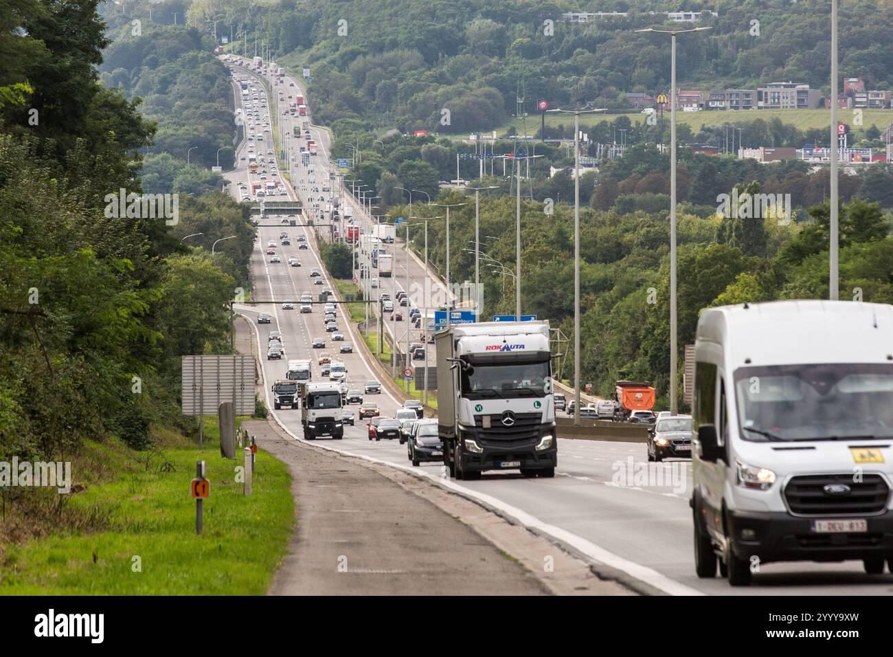 Vue générale d'une section bondée de l'autoroute A3 à Blegny. La route ...