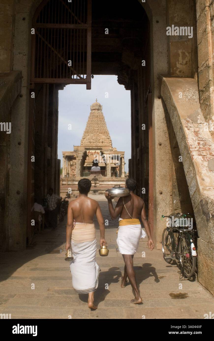 Prêtres entrant dans l'entrée principale du temple Brihadeshwara également appelé Grand Temple ...