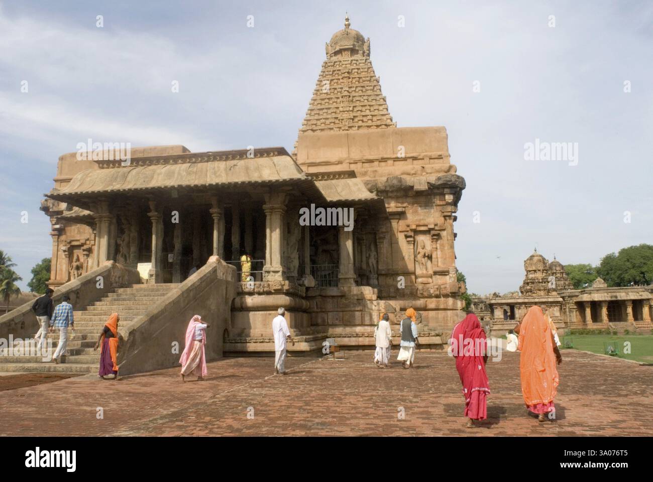Dévots marchant dans le complexe du temple Brihadeshwara également appelé Grand Temple construit ...