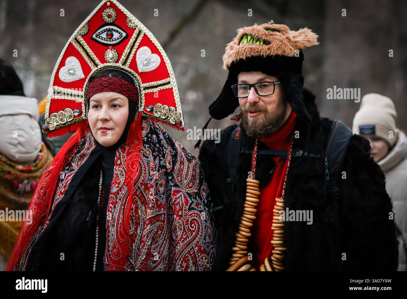 Personnes en tenue festive traditionnelle sur l'île d'Elagin pendant ...