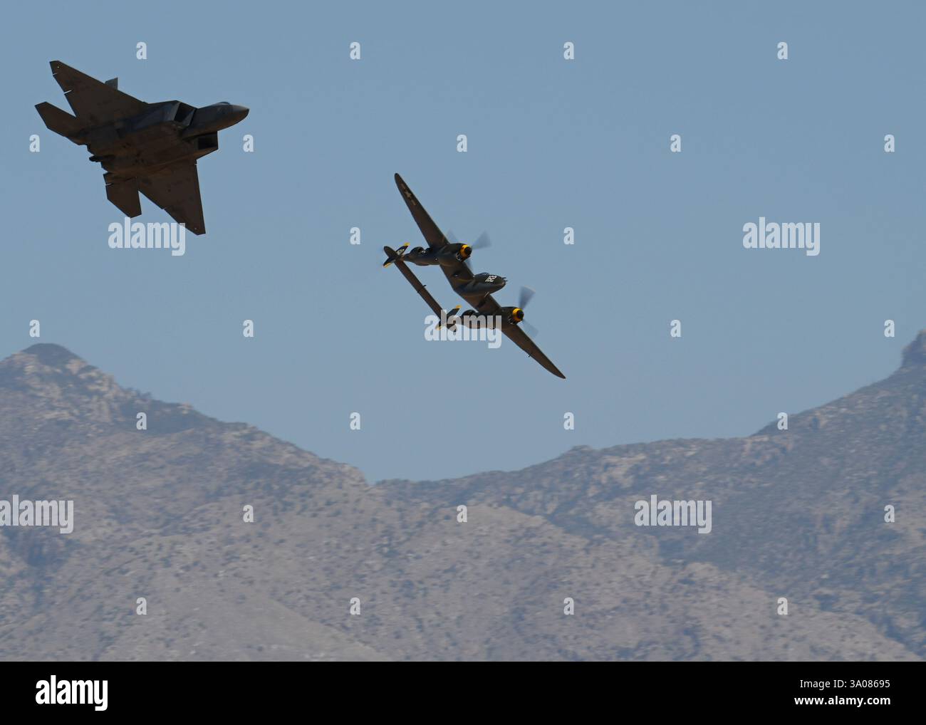 Un F-22 Raptor de l'US Air Force, à gauche, et le P-38 Lightning, à ...