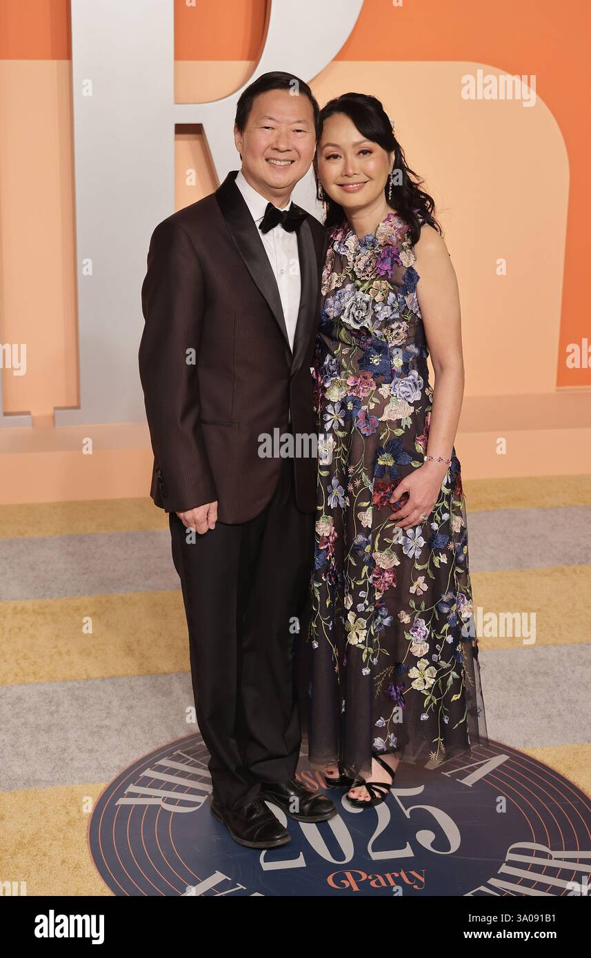 Ken Jeong, Tran Ho assistent à la Vanity Fair Oscar Party 2025 au ...