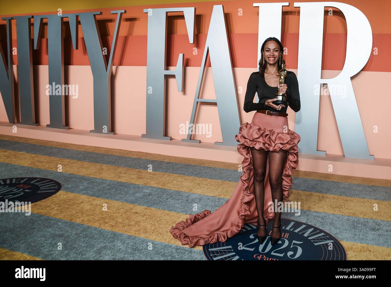 Zoe Saldana marchant sur le tapis rouge à la Vanity Fair Oscar Party ...