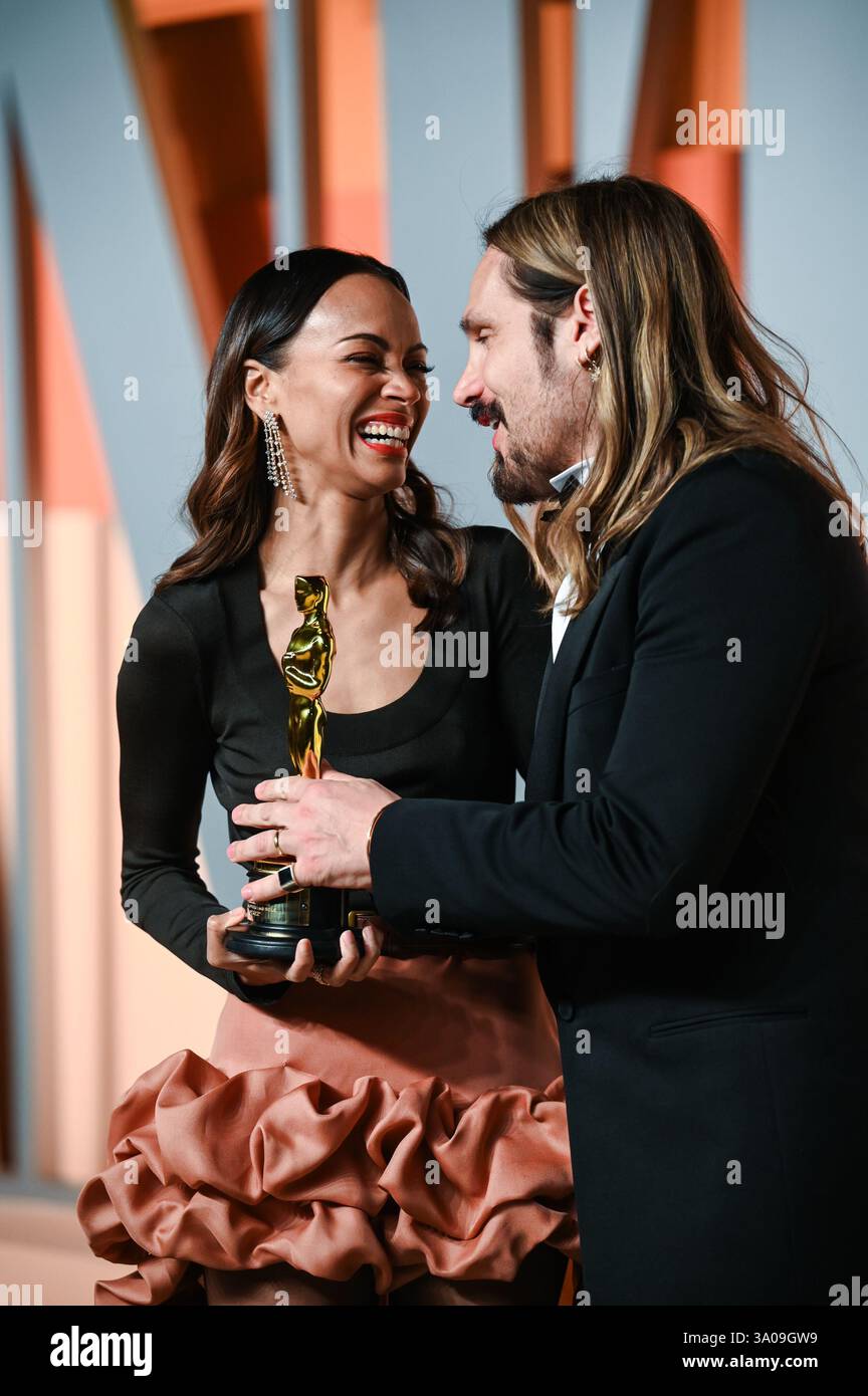ÉTATS-UNIS. 02 mars 2025. Zoe Saldana et Marco Perego-Saldaña marchant ...