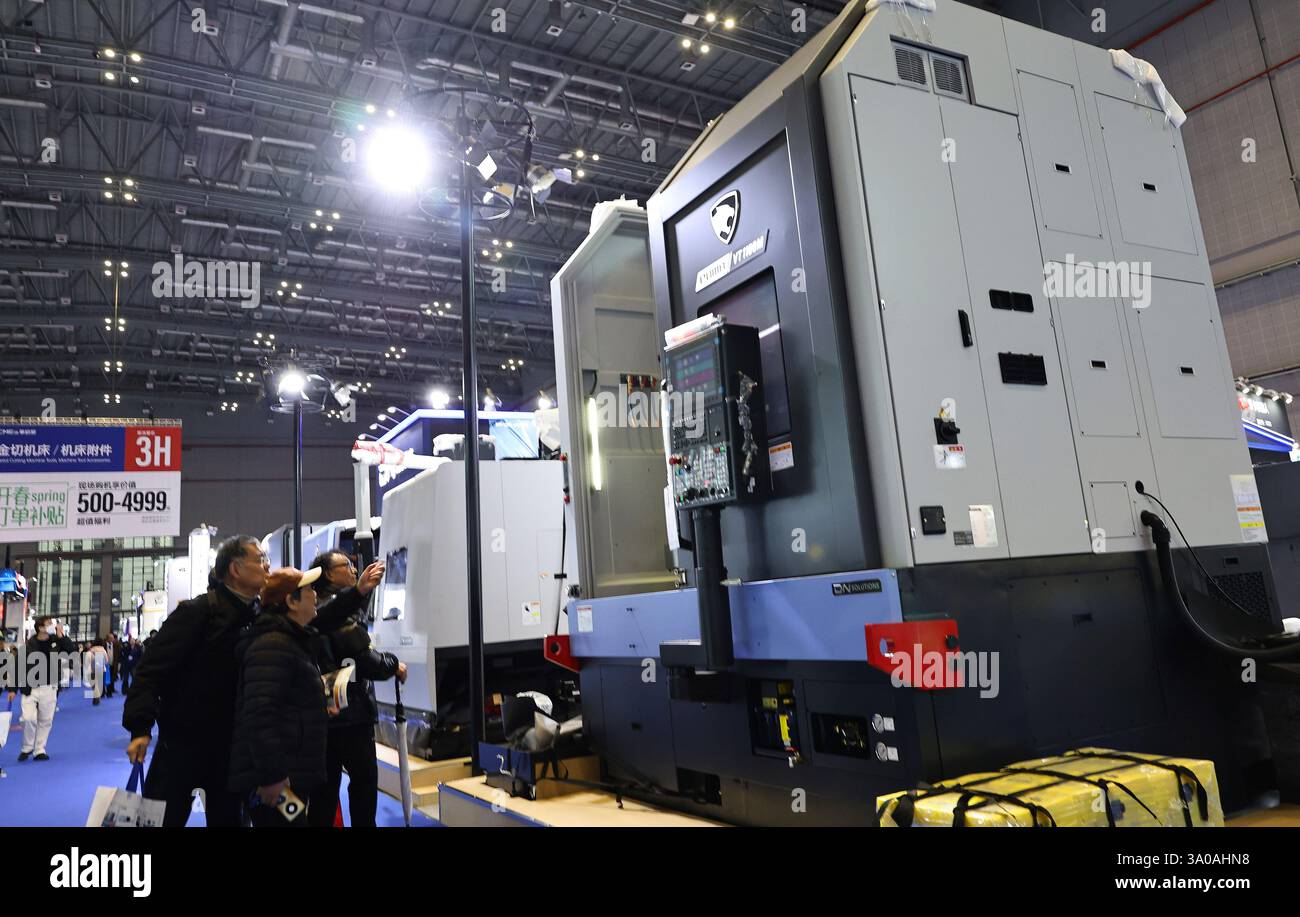 (250303) -- SHANGHAI, 3 mars 2025 (Xinhua) -- les visiteurs regardent ...