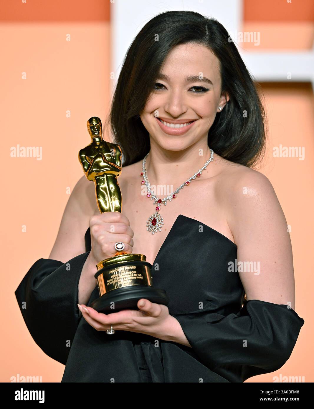 Mikey Madison arrive pour la Vanity Fair Oscar Party au Wallis ...