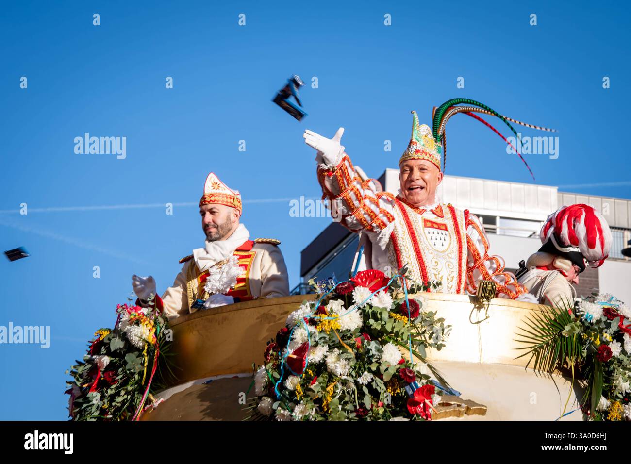 Rosenmontagszug Koeln 2025 Prinz René I. beim Kamelle werfen auf dem ...