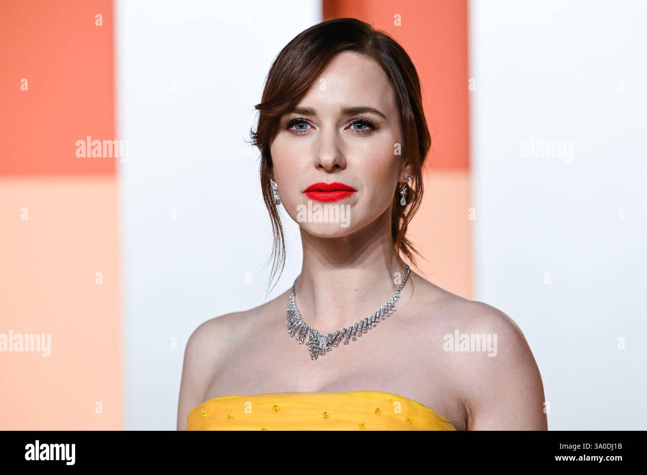 ÉTATS-UNIS. 02 mars 2025. Rachel Brosnahan marchant sur le tapis rouge ...
