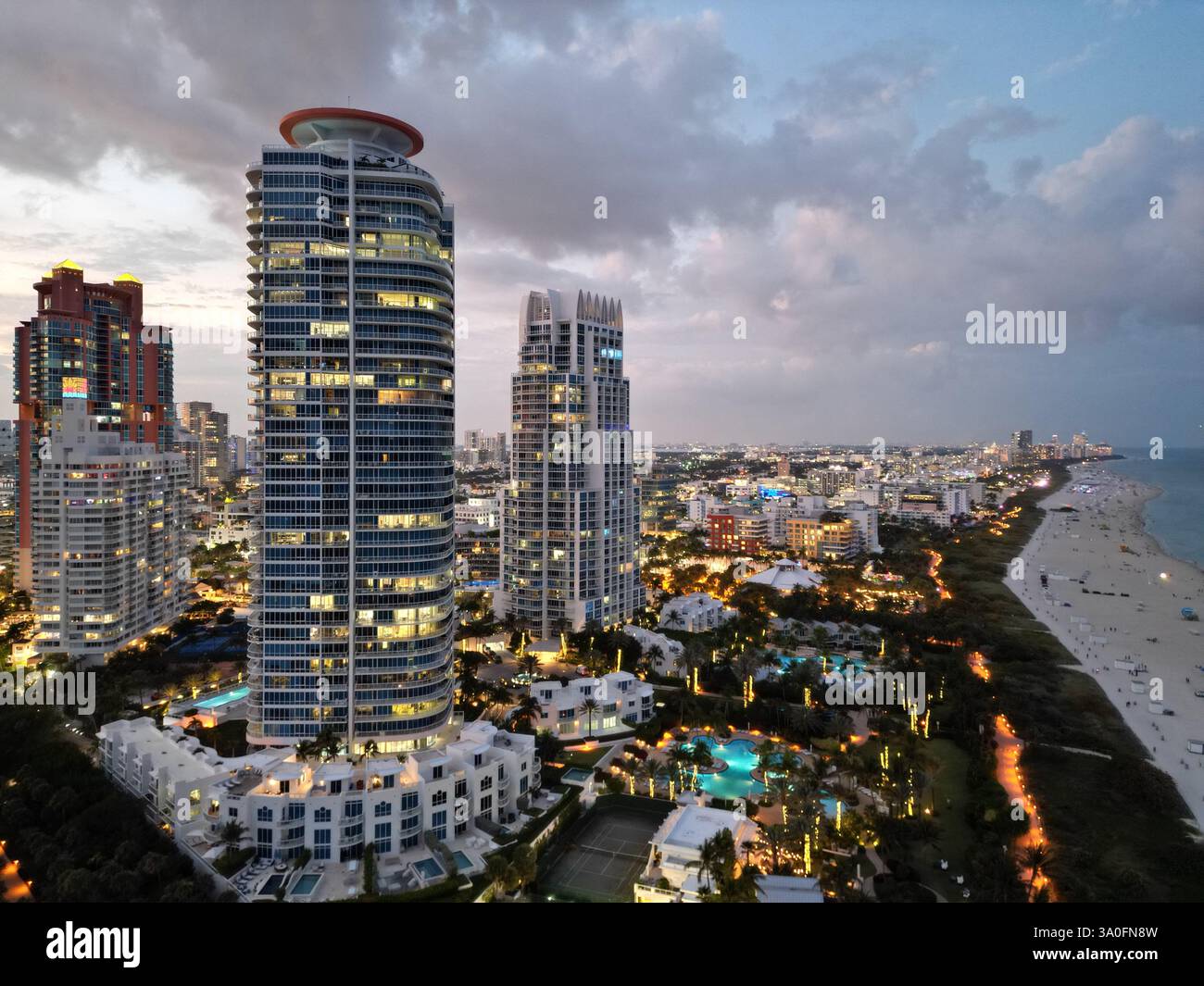 Horizon de Miami la nuit à partir d'un drone. Vue aérienne du littoral ...