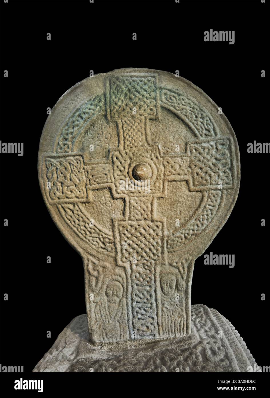 Croix de Conbelin une immense croix de roue en pierre sculptée celtique ...