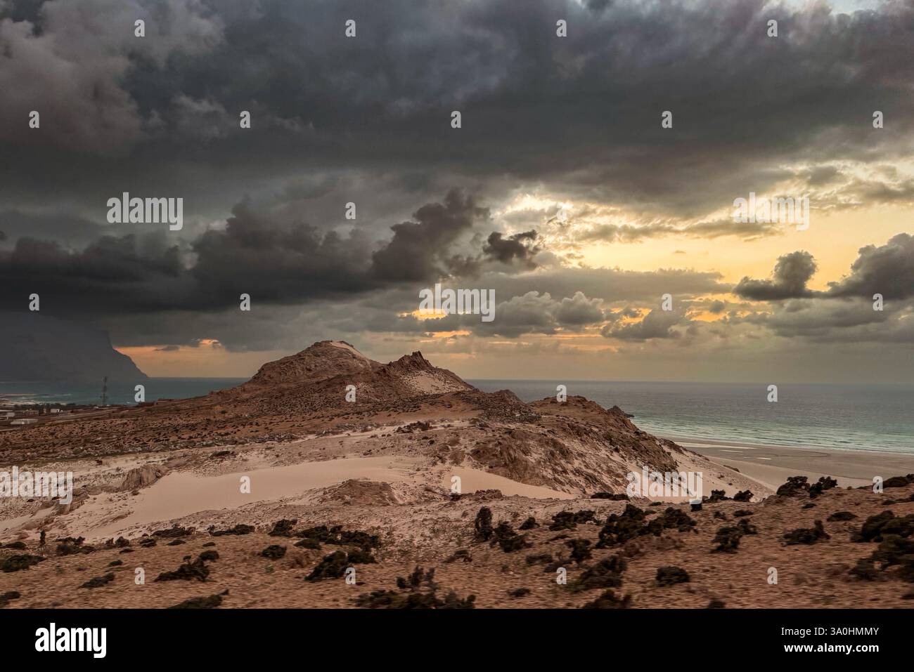 Des nuages spectaculaires se dressent sur les dunes de sable et les ...