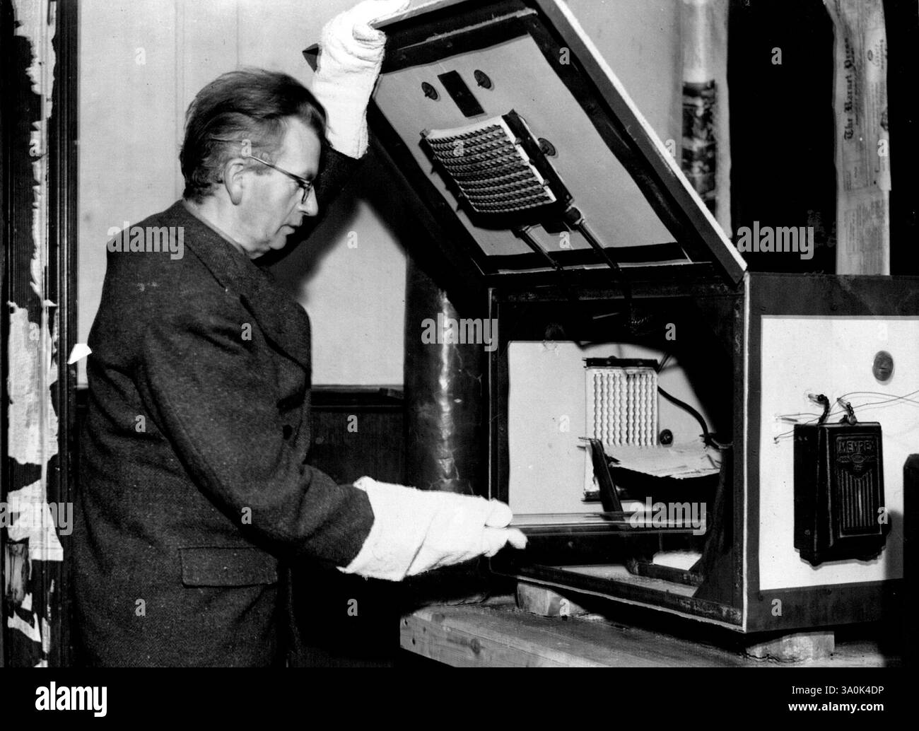 John Logie Baird se tourne vers l'avenir -- M. J.L. Baird au four de ...