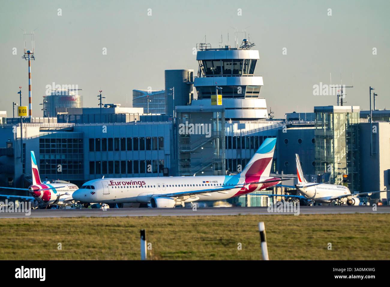 Eurowings Airbus Flieger auf dem taxiway, Vorfeld des Flughafen Düsseldorf International, Alter ...